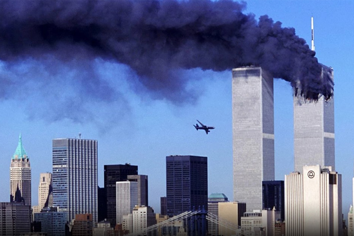 ธงชาติสหรัฐอเมริกาที่ปลิวไสวเหนือสะพานเทียบเครื่องบินมากว่า 20 ปี ...